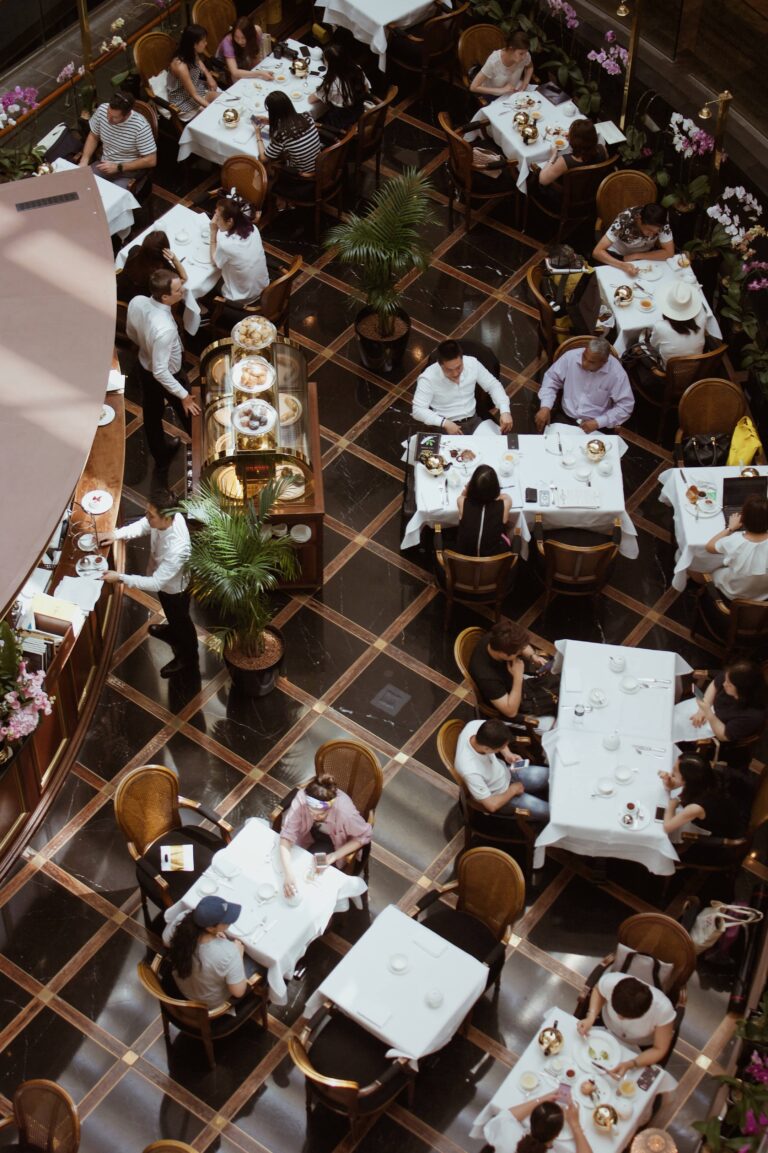 Quelles sont les règles pour bien se tenir à table